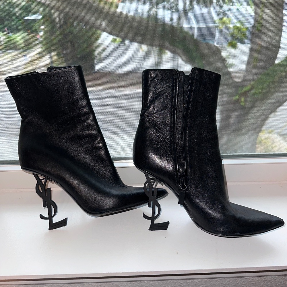 Saint Laurent Opyum Booties In Leather - Gem